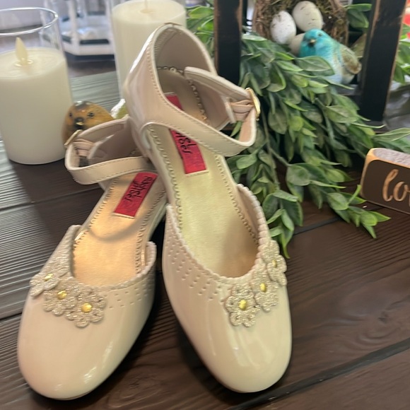 Rachel Shoes | Shoes | Rachel Cream Colored Patent Leather Dress Shoes ...